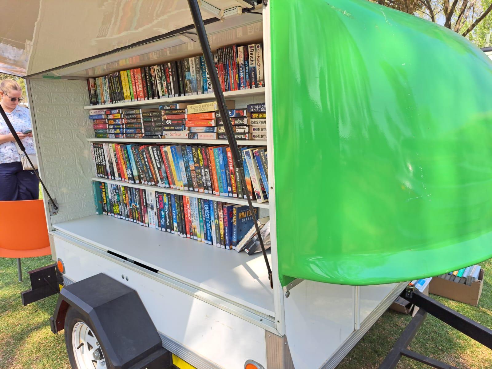 Readmatter: Bridging the Literary Gap with a Rolling Library